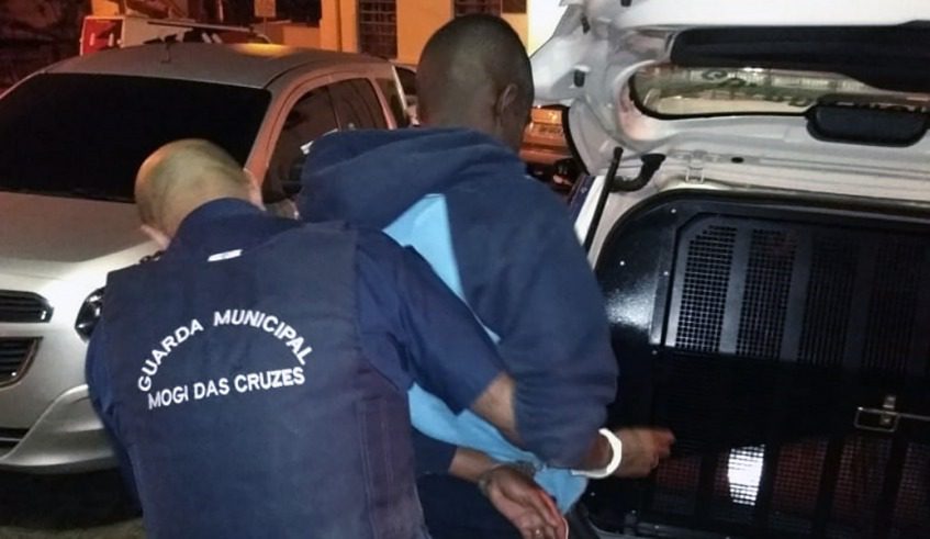 Guarda Municipal de Mogi prende acusado de roubar celular em Braz Cubas Guarda Municipal de Mogi prende acusado de roubar celular em Braz Cubas