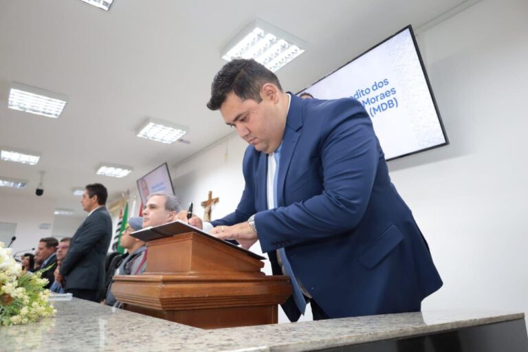 Prefeito Pedro Ishi, vice e vereadores tomam posse em cerimônia na ...