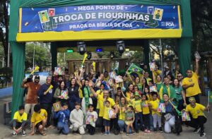 Poá tem ponto para troca de figurinhas e telão para transmissão dos ...